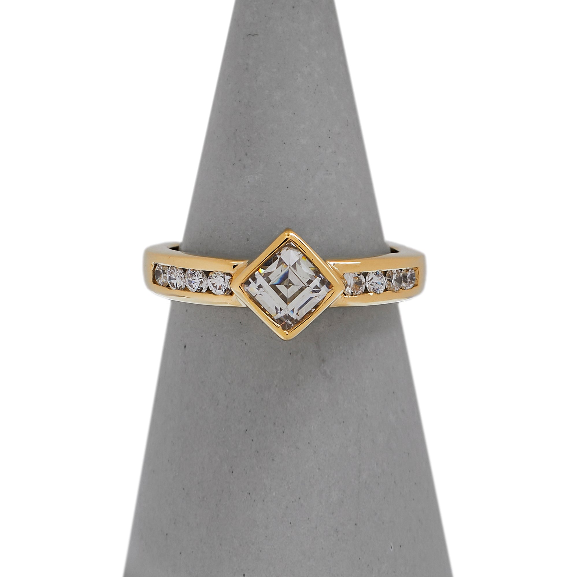 Pre-Owned 9ct Yellow Gold Zirconia Rhombus Ring