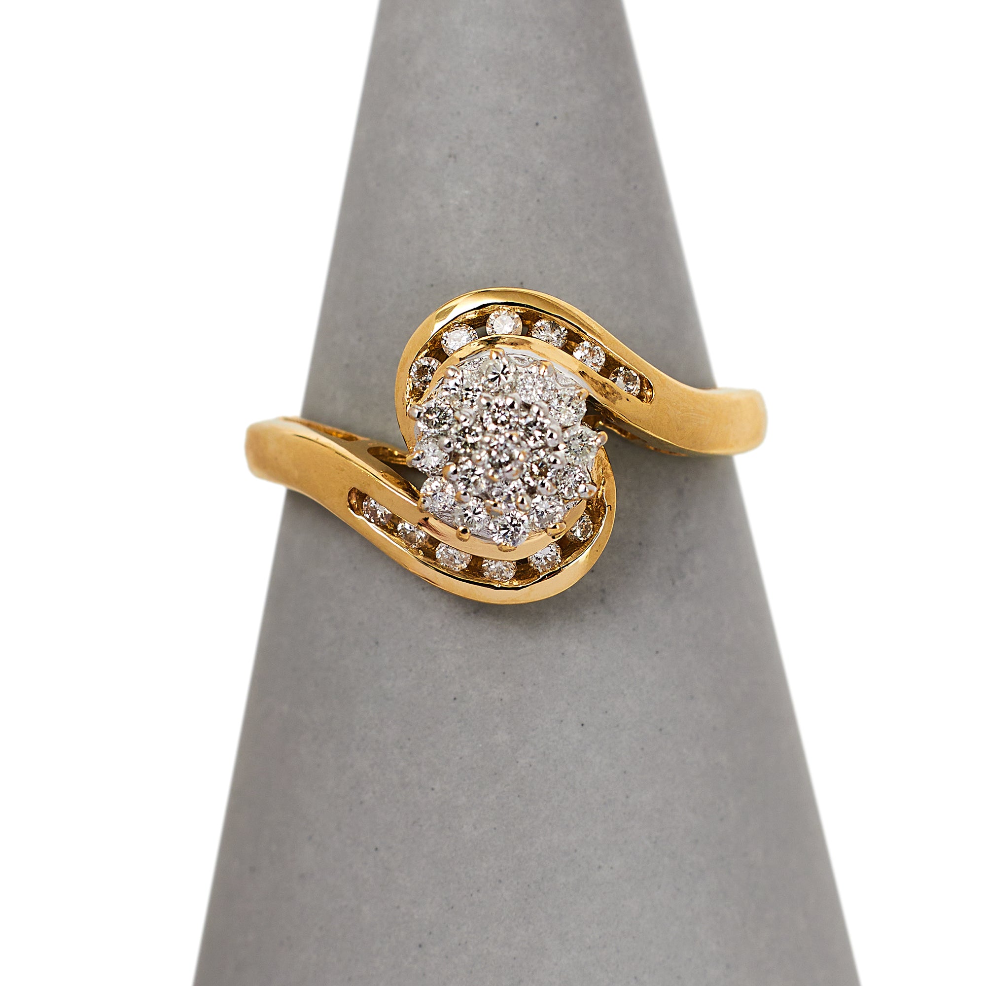 Pre-Owned 9ct Gold Twist Shoulders Diamond Ring – Charles Fish